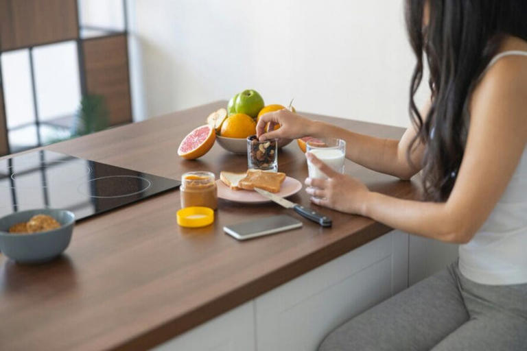 Is full-fat milk better than low-fat milk? What to know about whole ...