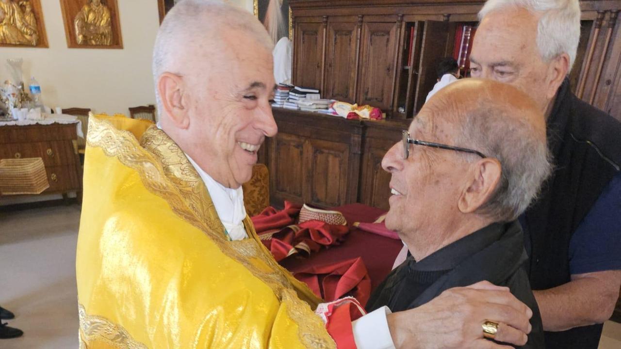 L’abbraccio tra don Ruiu e l’arcivescovo Soddu commuove i fedeli ...