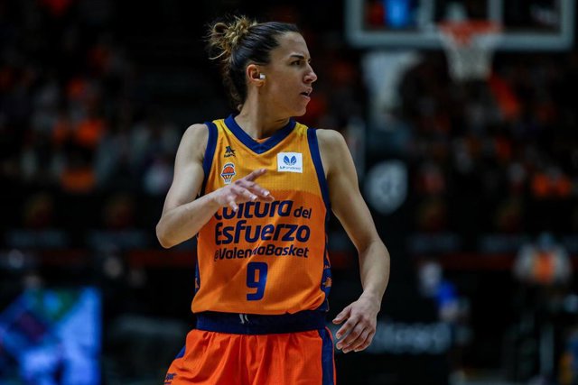 La internacional española Queralt Casas y el Valencia Basket separan ...