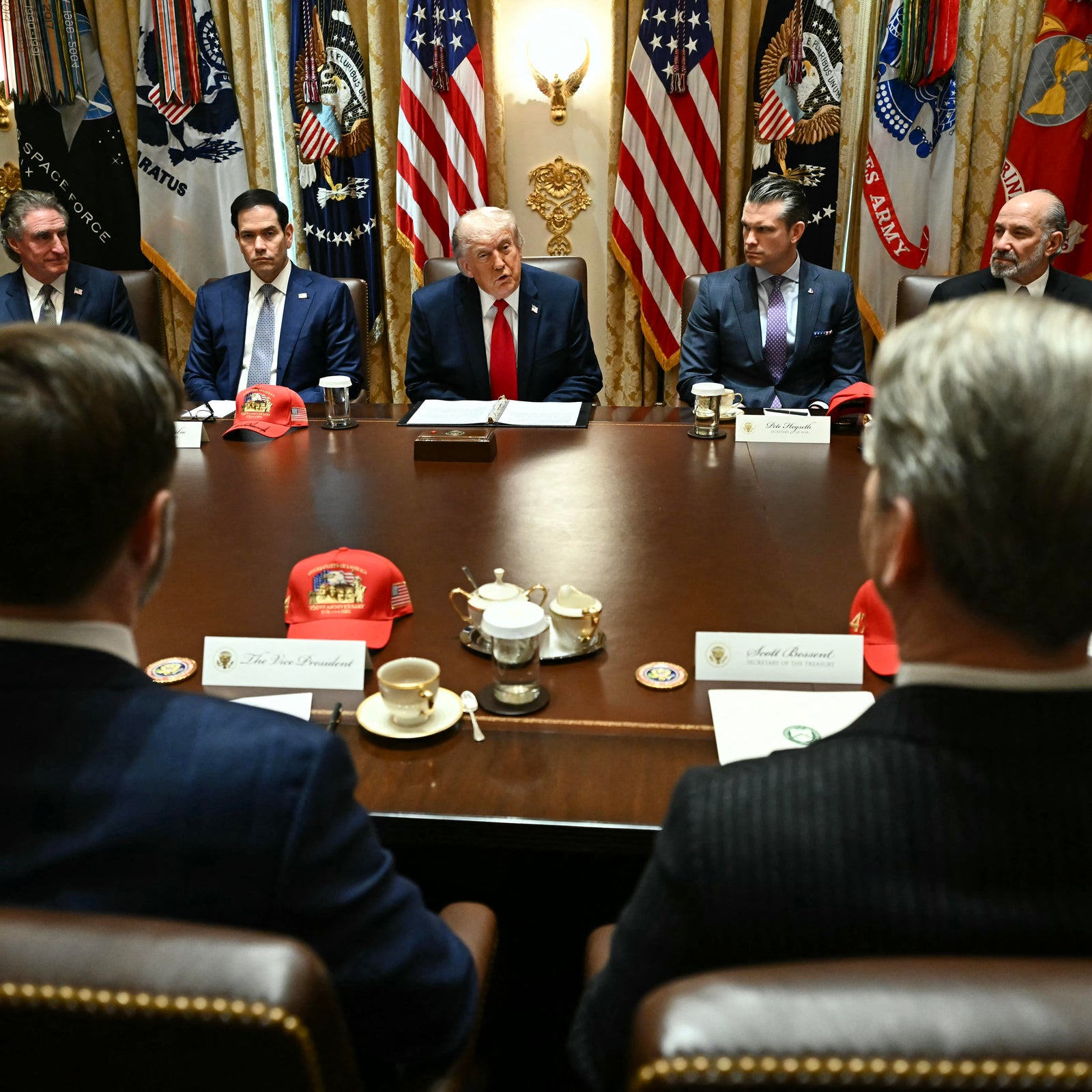 Trump holds cabinet meeting as negotiations continue to end Iran war