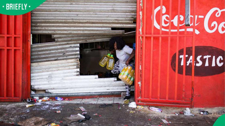 Video of foreigner spaza shop looted overnight during anti-immigrant ...