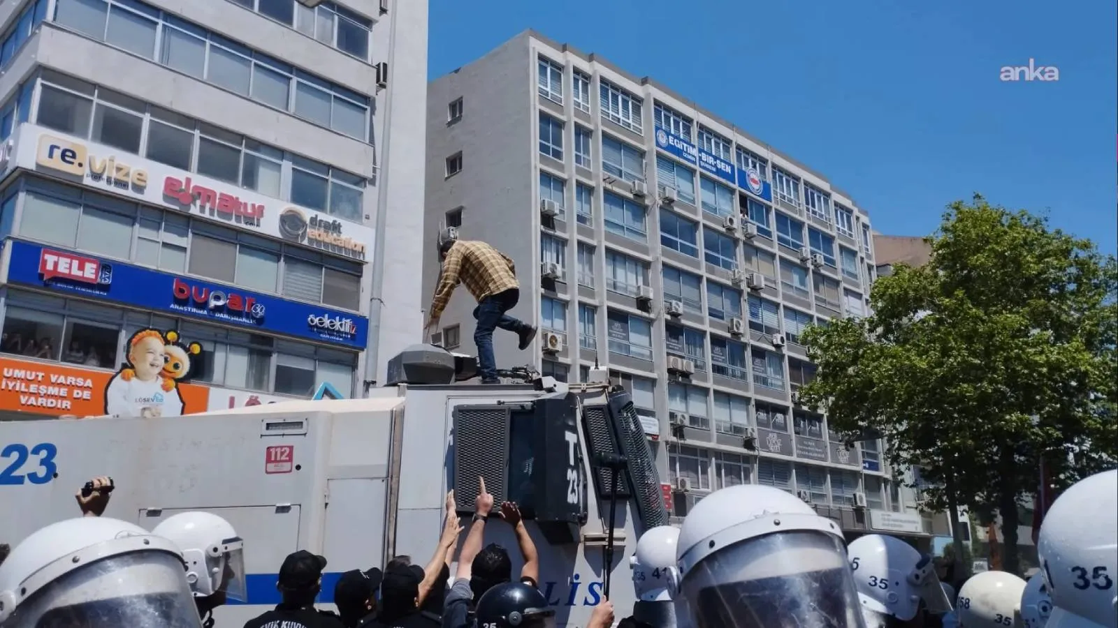 İzmir'de TOMA'nın üzerine çıkan kişi tutuklandı