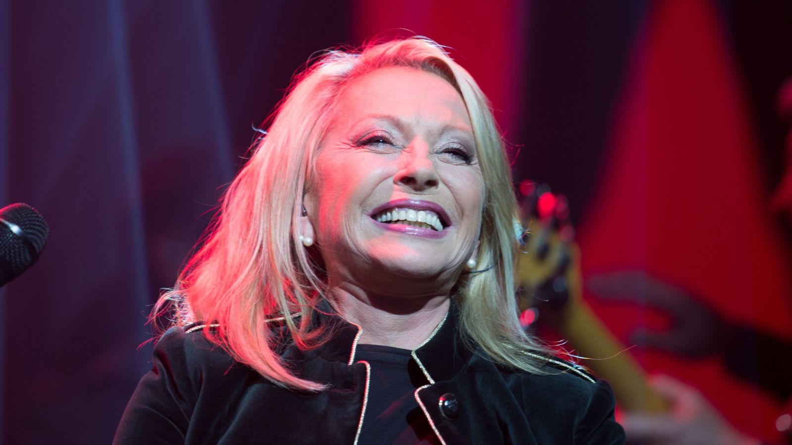 Véronique Sanson hospitalisée : la chanteuse de 77 ans donne des ...