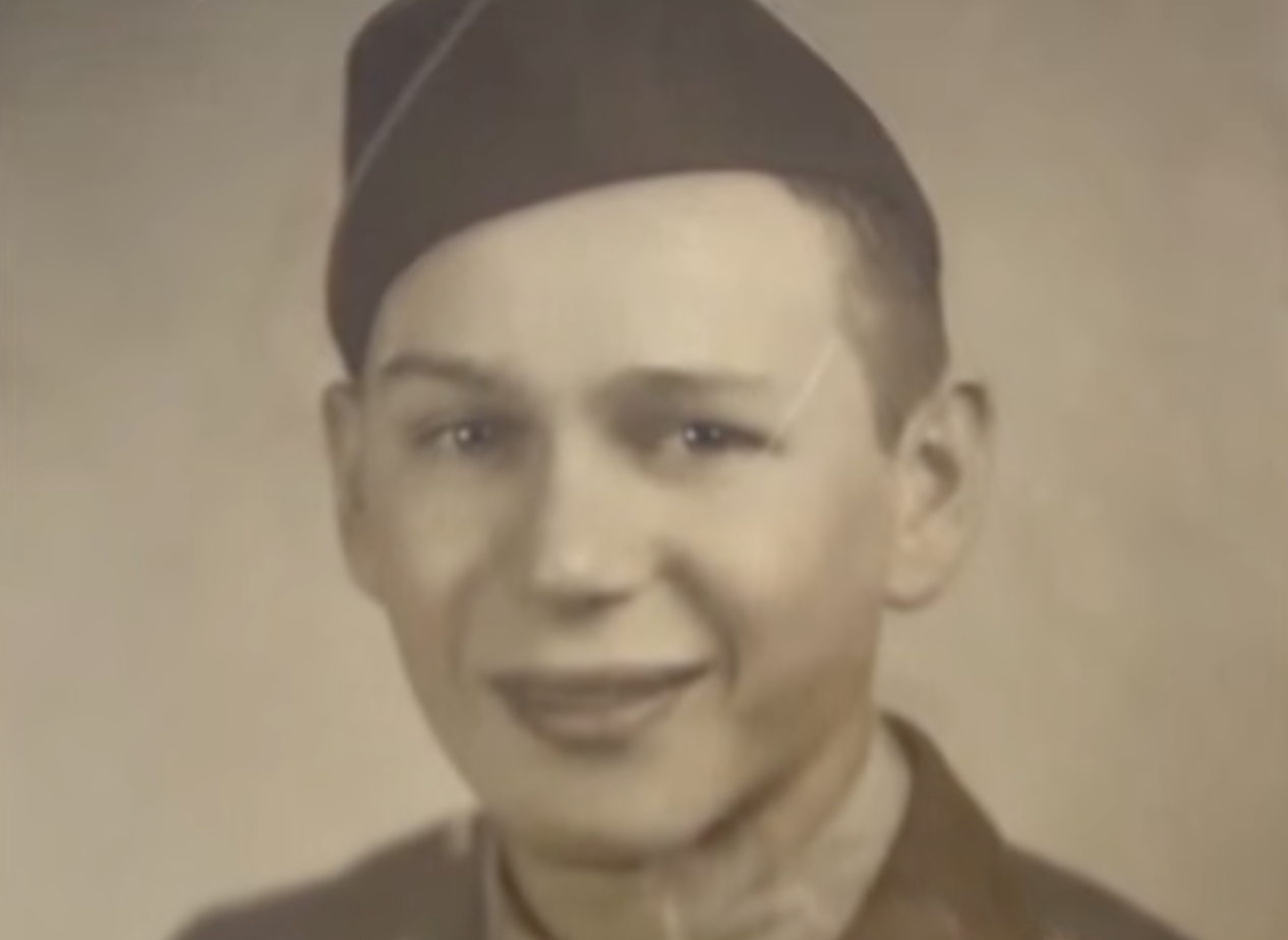 Students surprise WWII veteran with high school prom as he missed it to ...