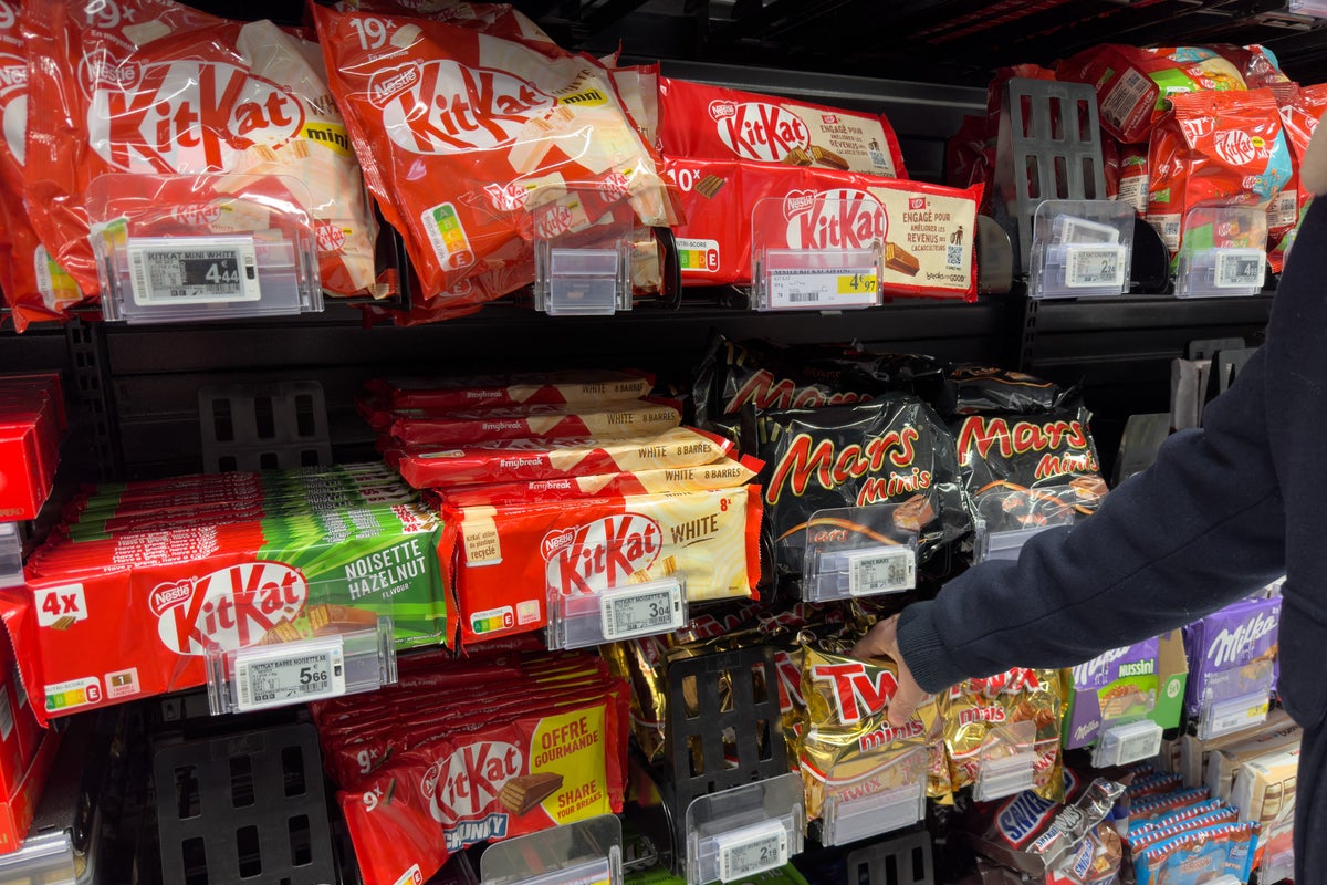 Truck carrying 11,000 pounds of Kit Kat bars overturns in Mississippi