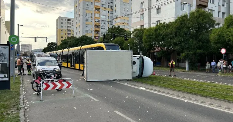 Villamossal ütközött, majd felborult egy kisteherautó az Etele úton ...