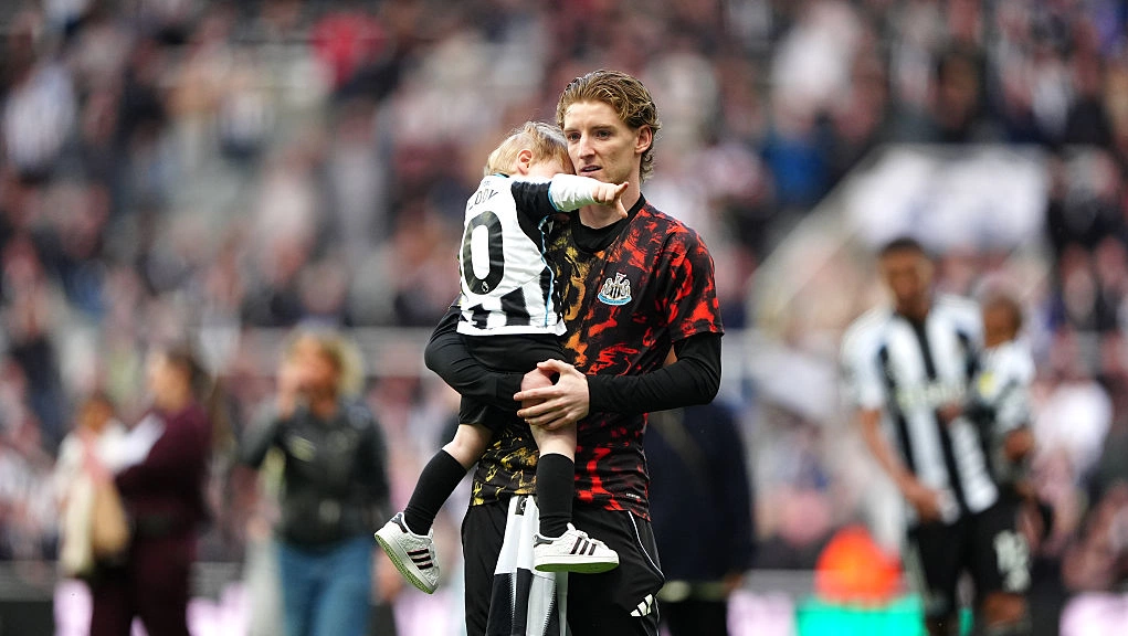 Barcelona agree personal terms with Gordon as Newcastle talks start