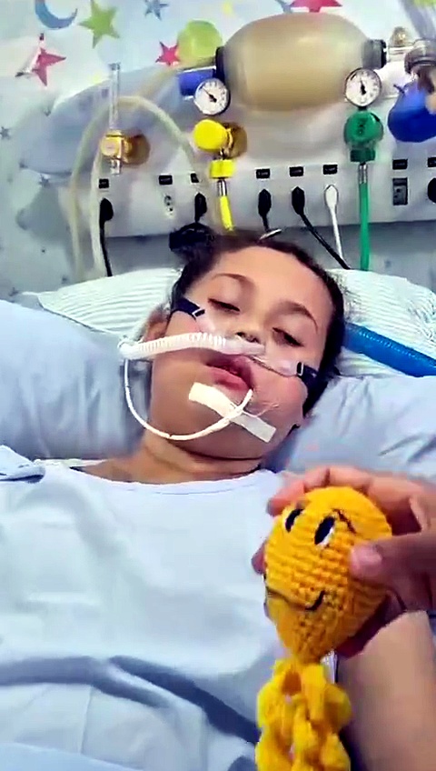 Após dias na UTI e orações, Laura tem intubação retirada e emociona pais