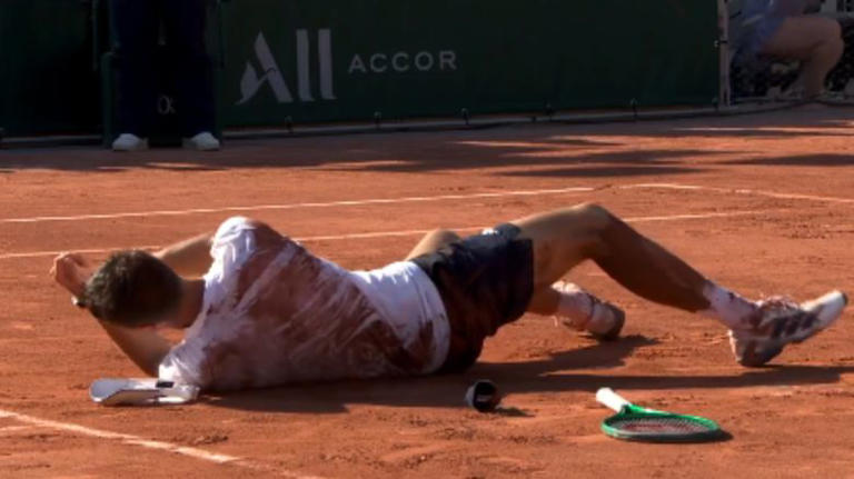 Tennis : Roland-Garros - Soigneurs, crampes… Jakub Mensik reste au sol ...