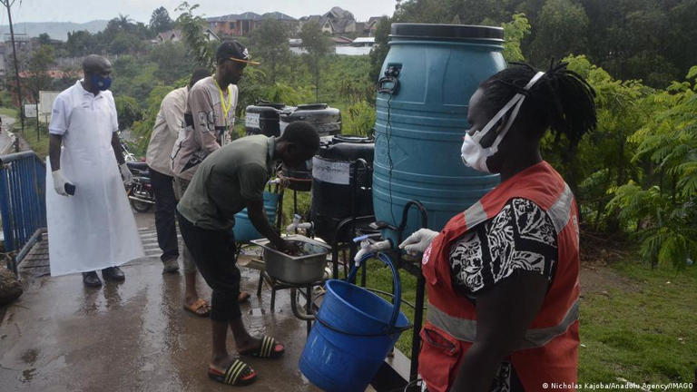 Ebola: Uganda closes border with DR Congo as virus spreads
