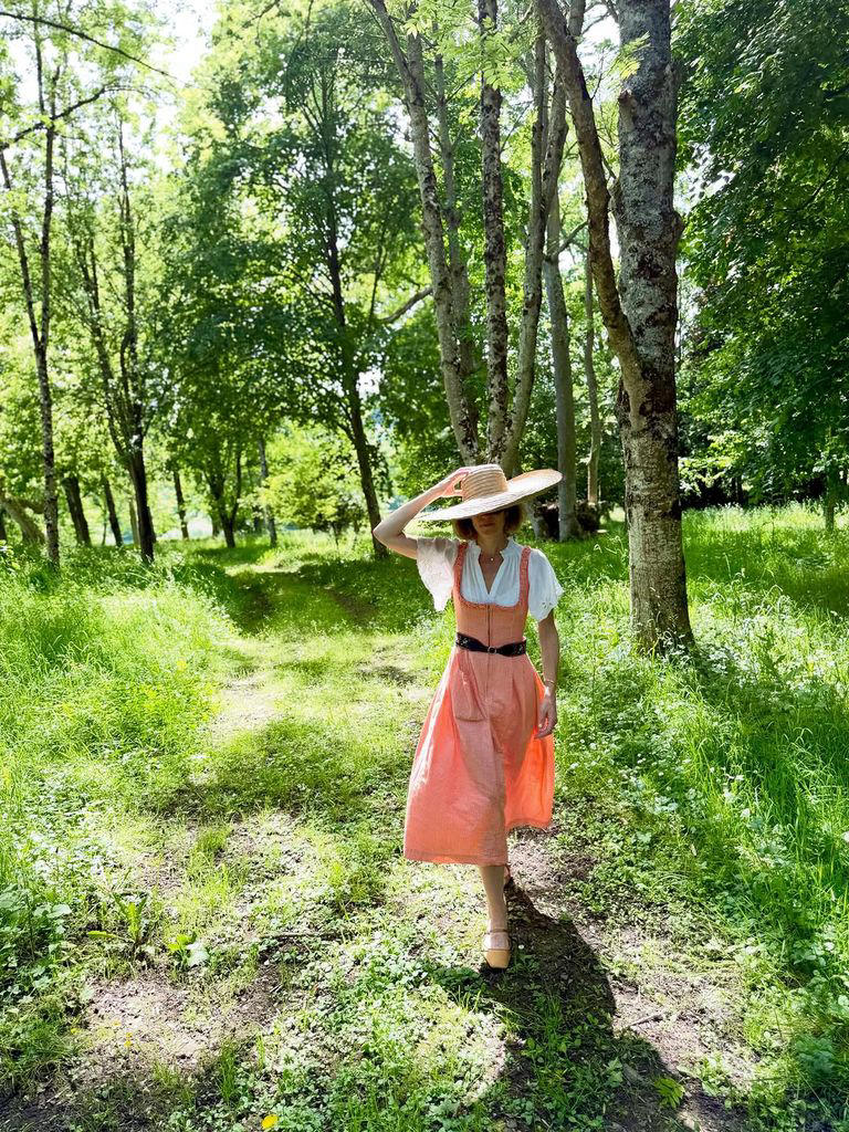 Sombreros de paja y maxicollares: el arte de Inés de Cominges para ...