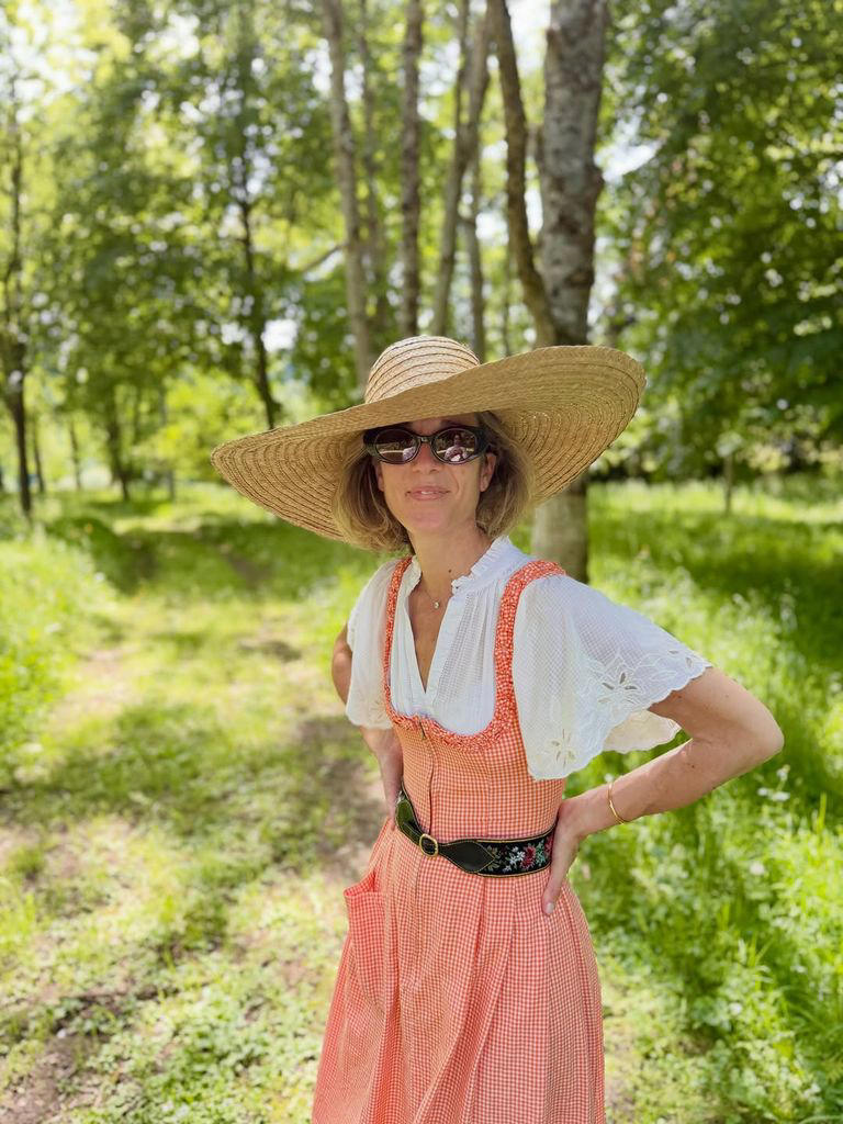 Sombreros de paja y maxicollares: el arte de Inés de Cominges para ...