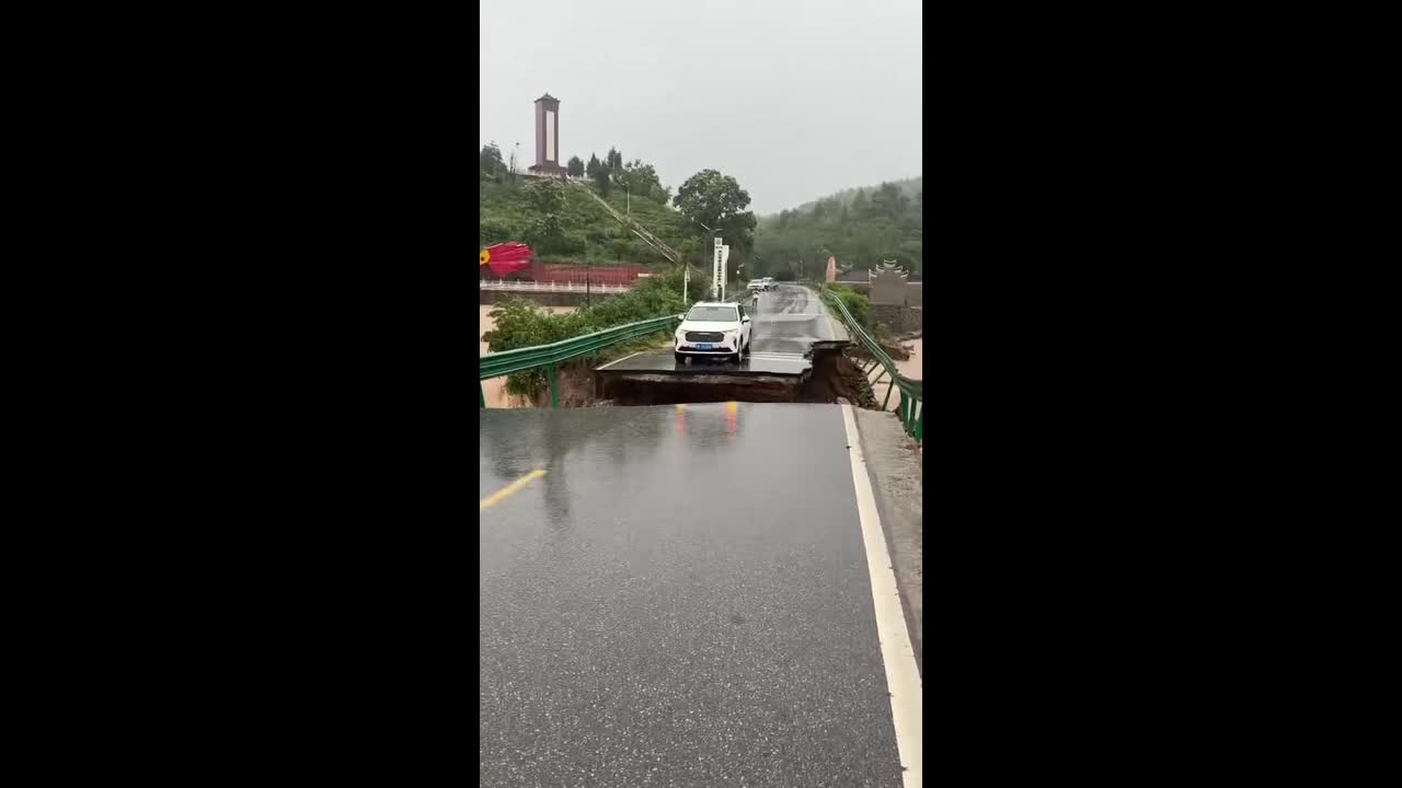 SUV swept into floodwaters after bridge collapse in Xiong'an, Hebei, China