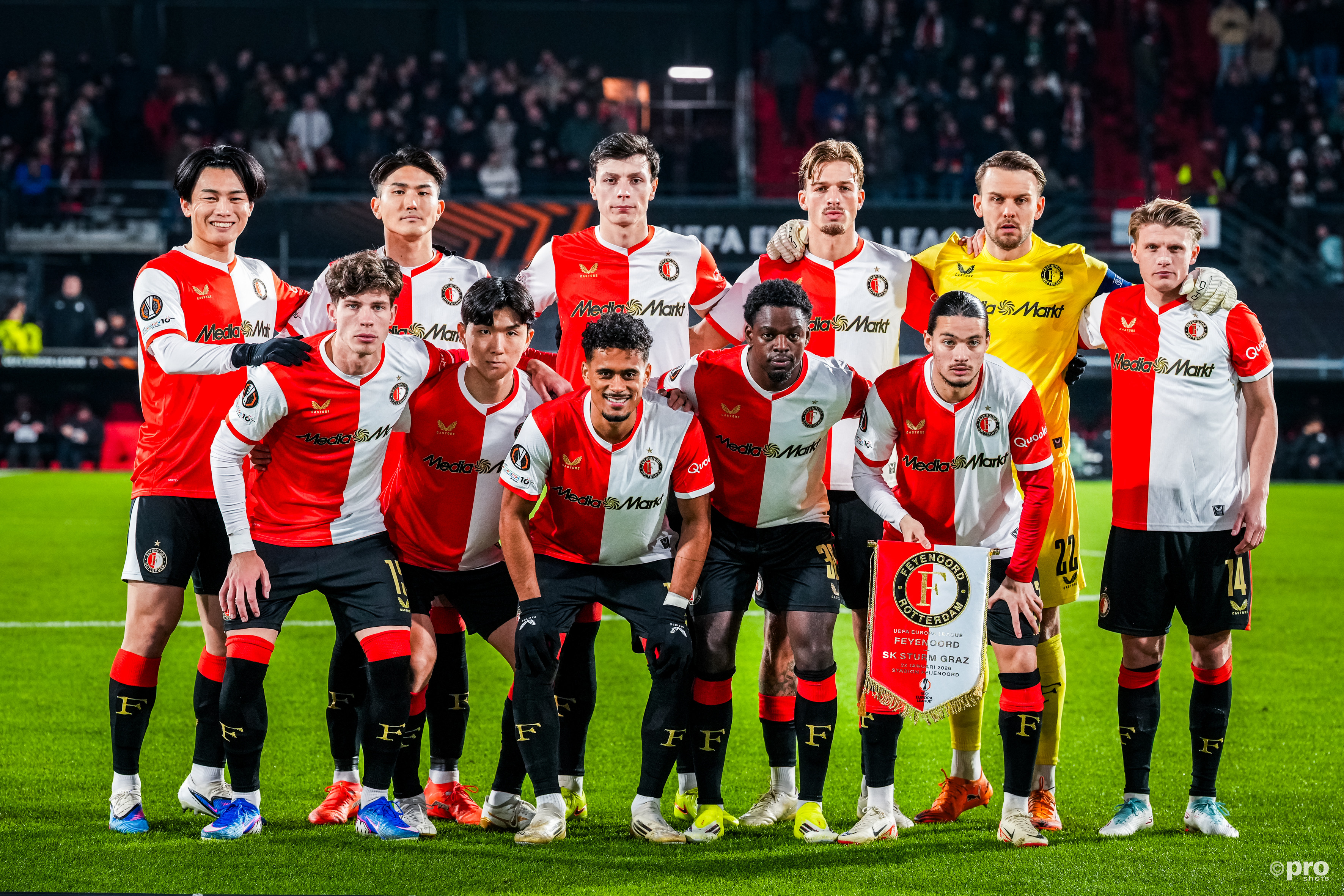 Feyenoord-verdediger ondergaat baardtransplantatie: 'Fijn om een baard ...