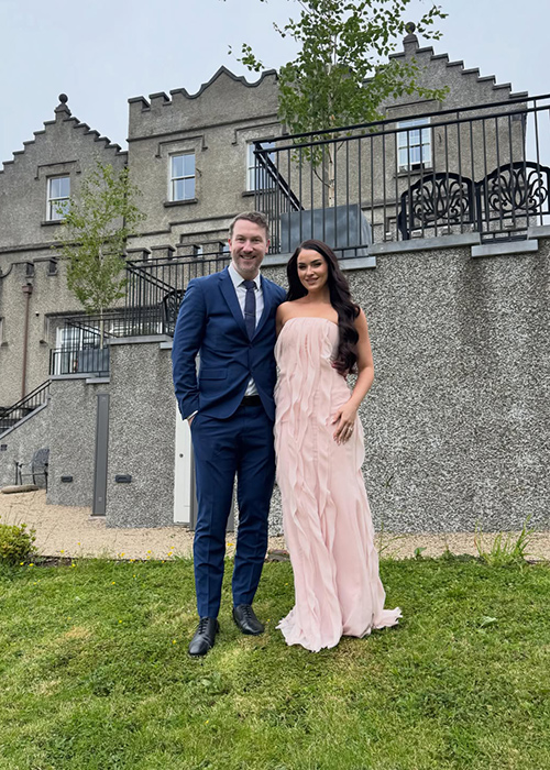 Steal her style: Laura Fox opts for pale pink gúna for Roz Purcell's ...