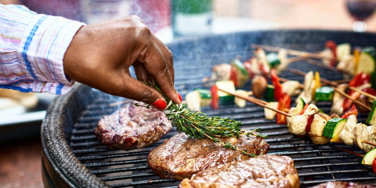 Here's the best way to clean your BBQ grill