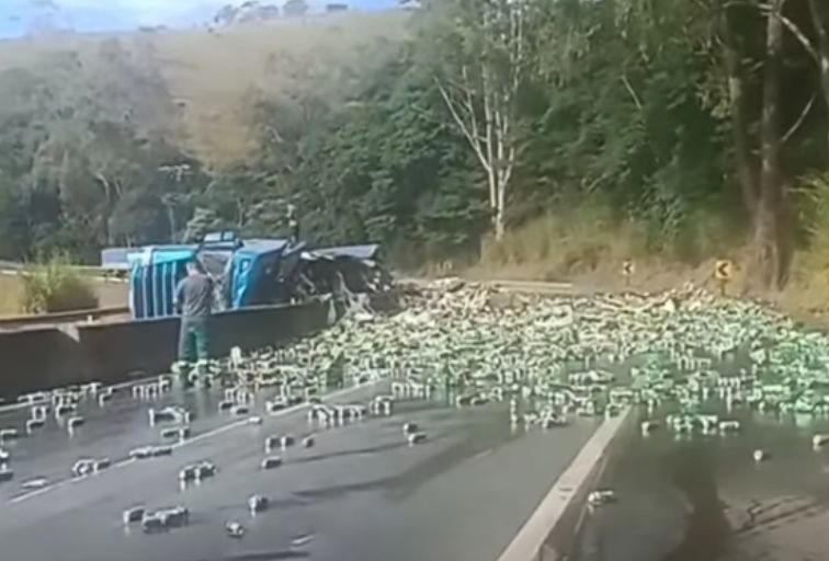 Carga de cerveja é saqueada após carreta tombar na BR-040, em MG