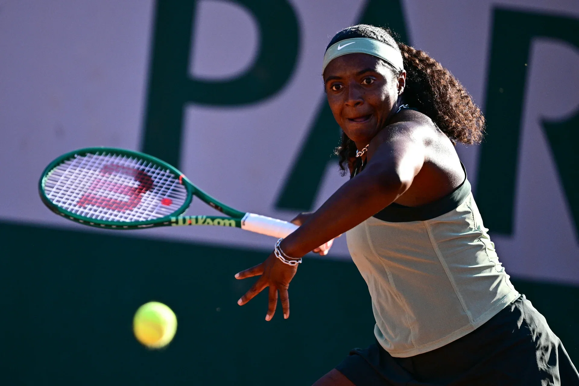 Děsivý okamžik na Roland Garros: Hailey Baptiste odvezena na vozíku po ...