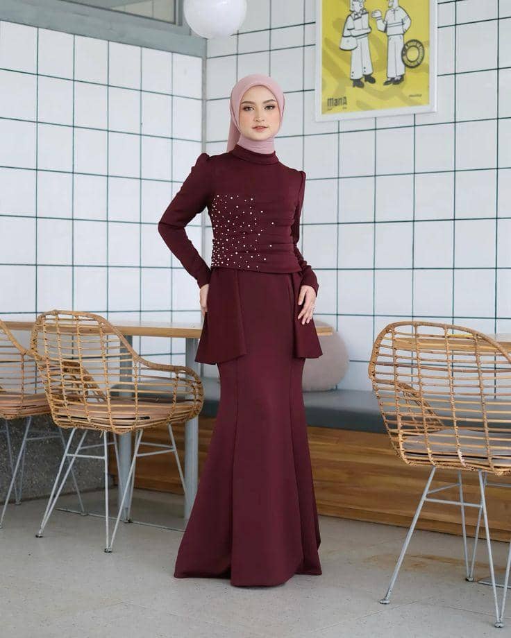 8 dress wisuda kekinian yang elegan dan estetik, tampak anggun