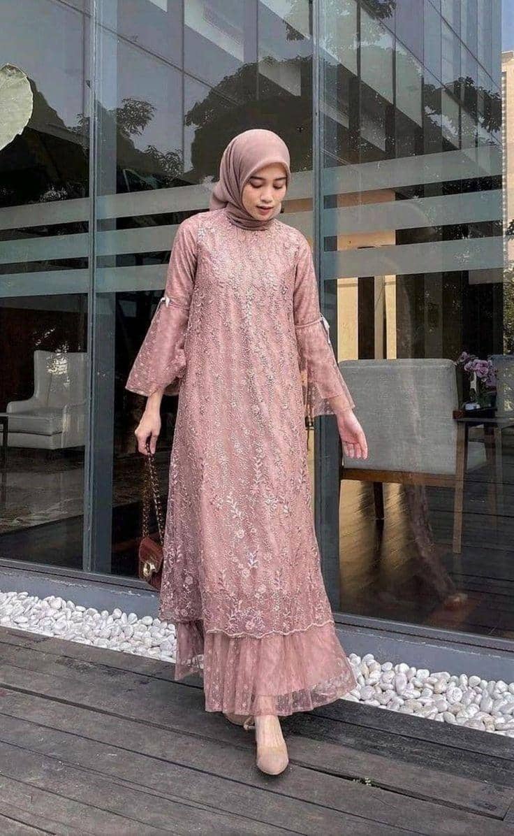 8 dress wisuda kekinian yang elegan dan estetik, tampak anggun