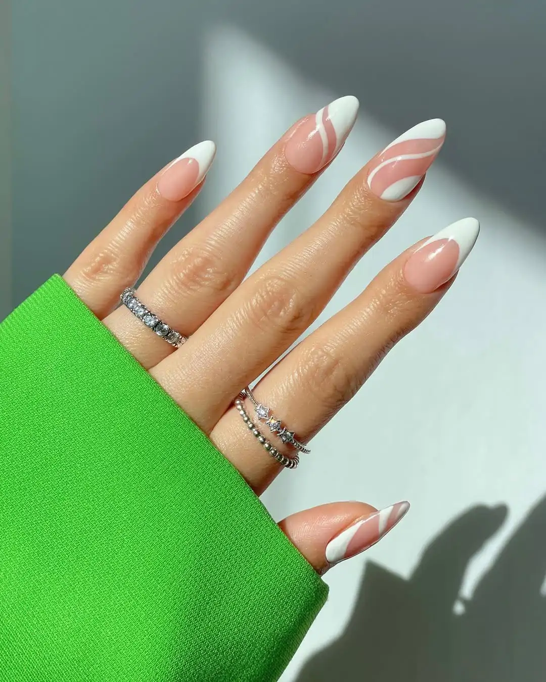 Las ideas más bonitas y favorecedoras de uñas almendradas para verano