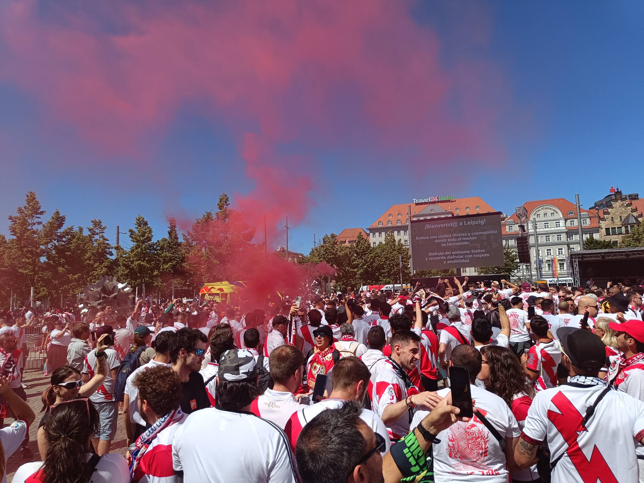 Fotos: Fans von Crystal Palace und Rayo Vallecano feiern vor Europacup ...
