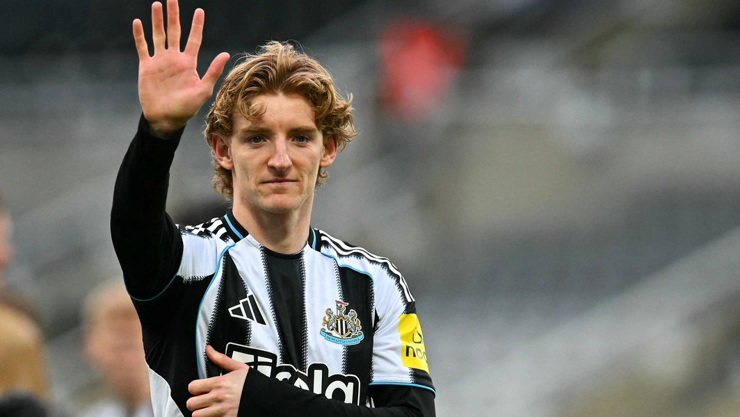 Barcelona agree personal terms with Gordon as Newcastle talks start