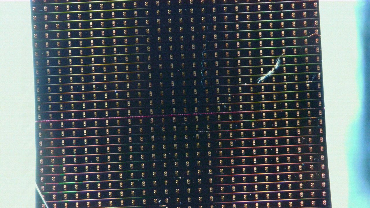 Photonic chips could process light directly for AI networks thanks to a ...