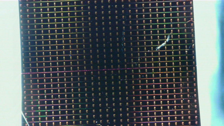 Photonic chips could process light directly for AI networks thanks to a ...