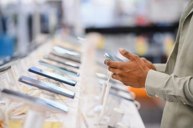 Memory crisis triggers record smartphone market collapse