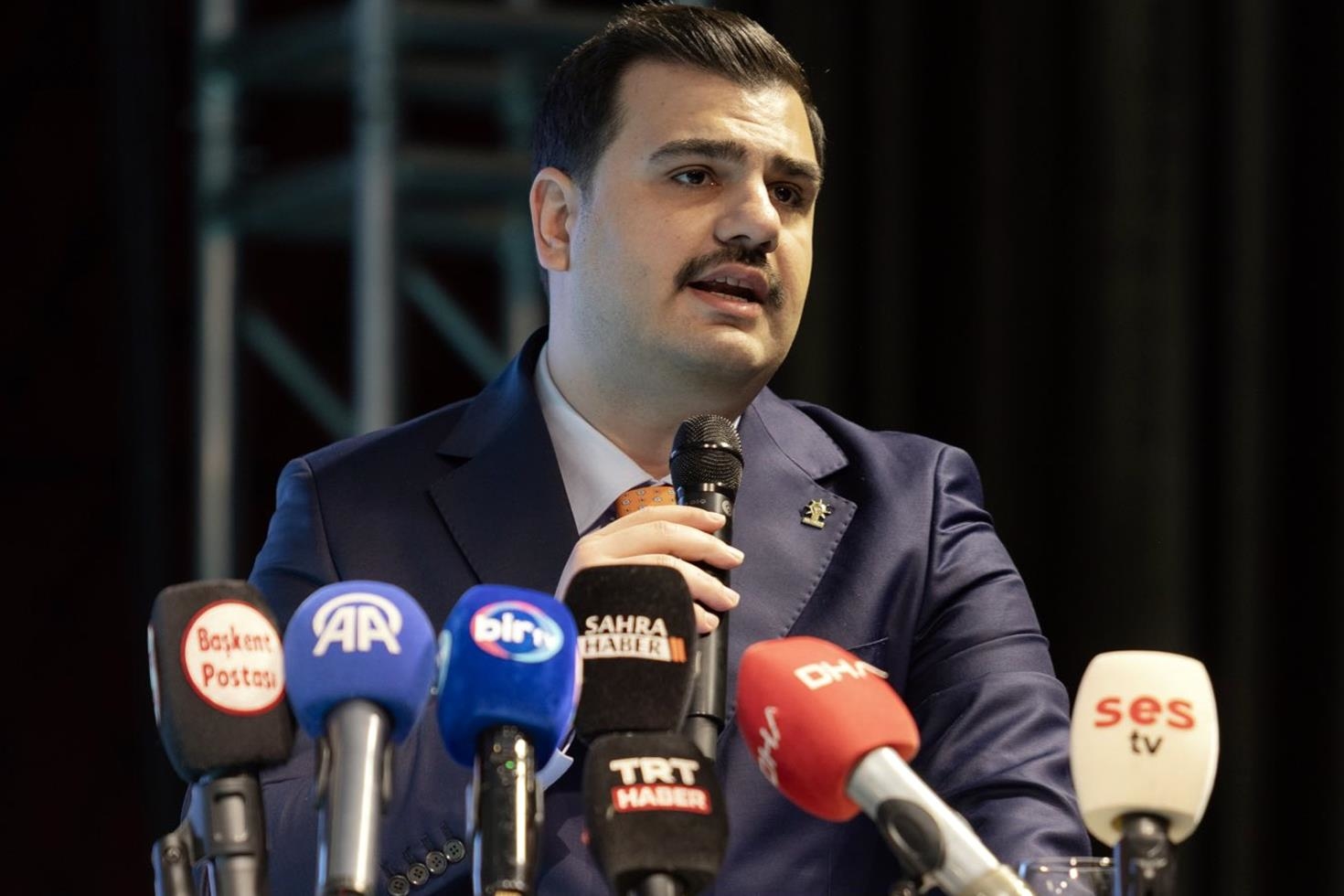 Darbe zihniyetini zafer gibi sunan siyasi anlayışı lanetliyoruz
