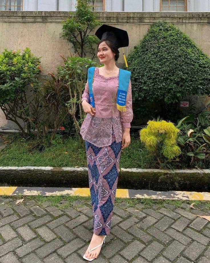 8 model kebaya wisuda non hijab yang modern dan elegan