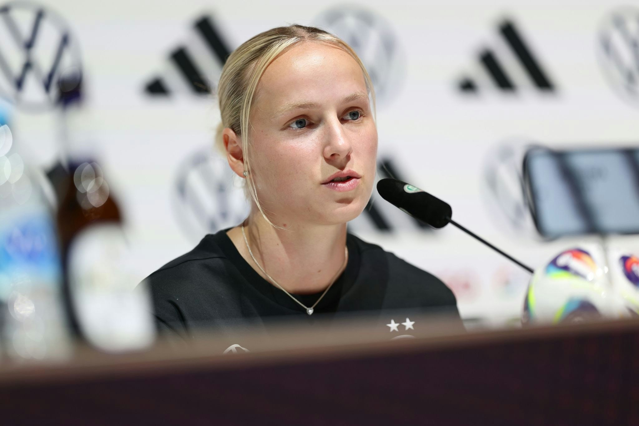 Verletzungspech vor Köln-Spiel: Franziska Kett und Kapitänin Gwinn ...