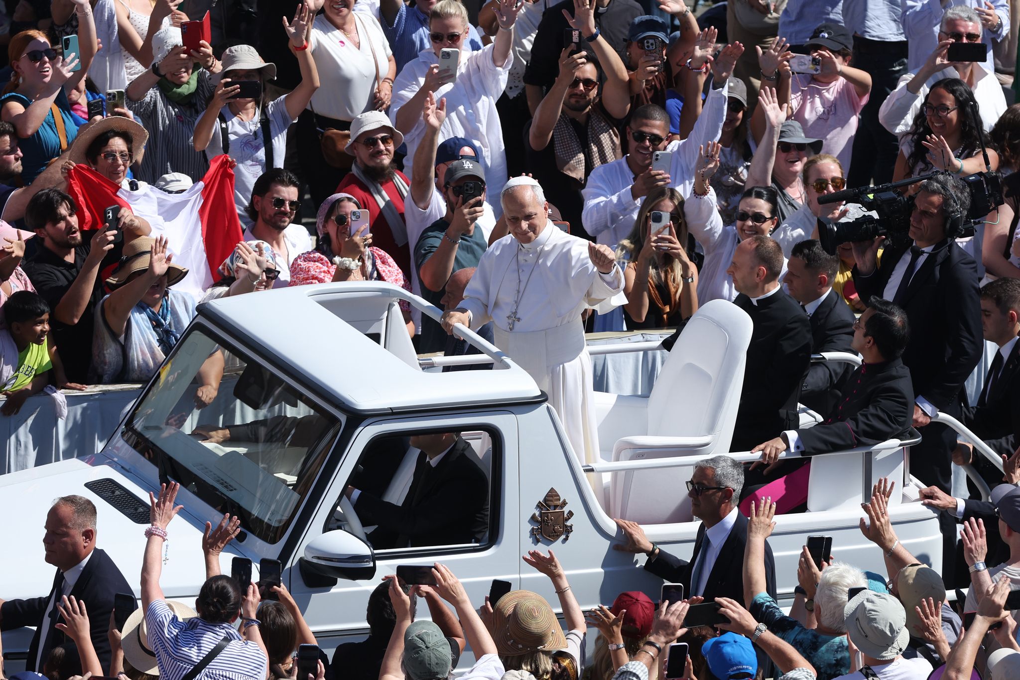 Pope goes to aid of man feeling faint in the heat on St Peter's Square