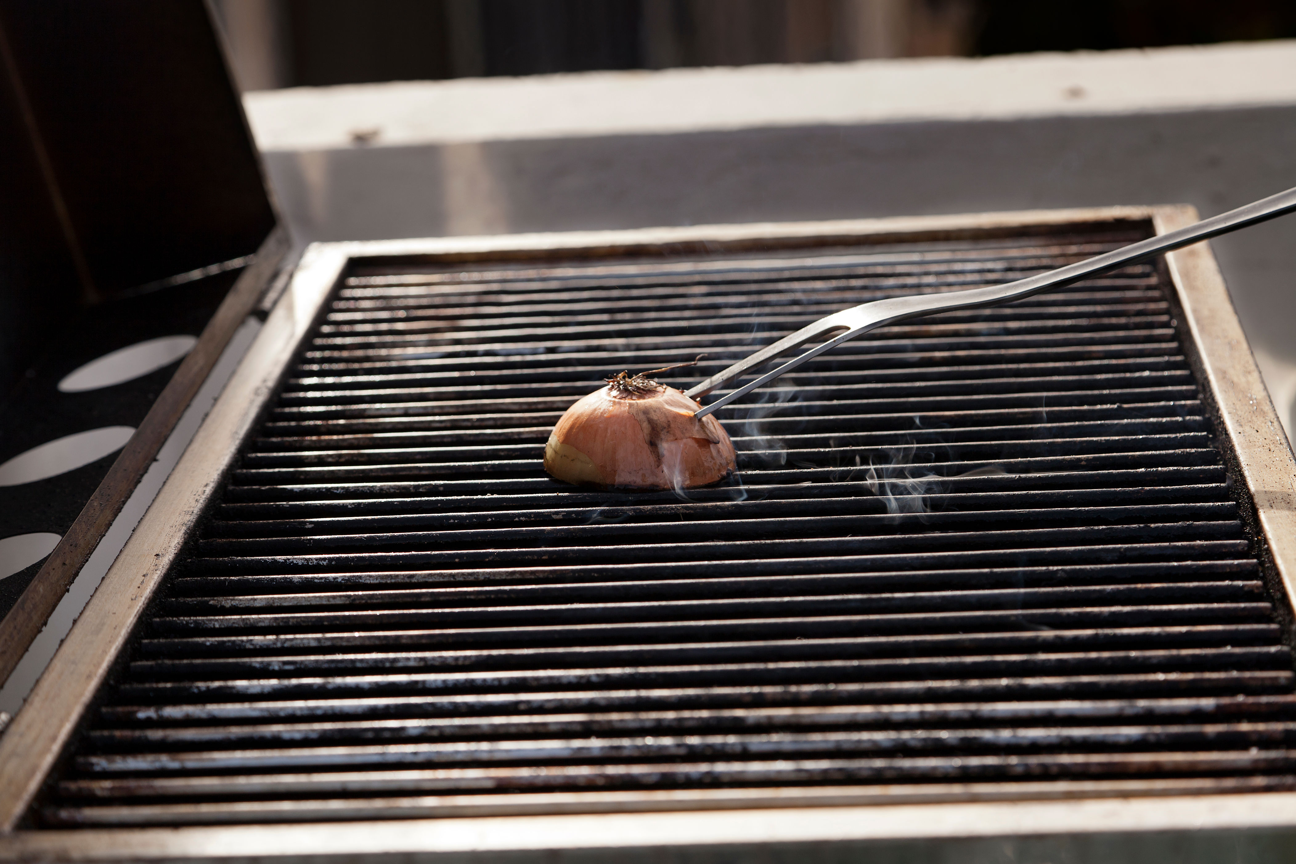 De ultieme BBQ-hack: zo maak je een ranzig barbecuerooster razendsnel ...