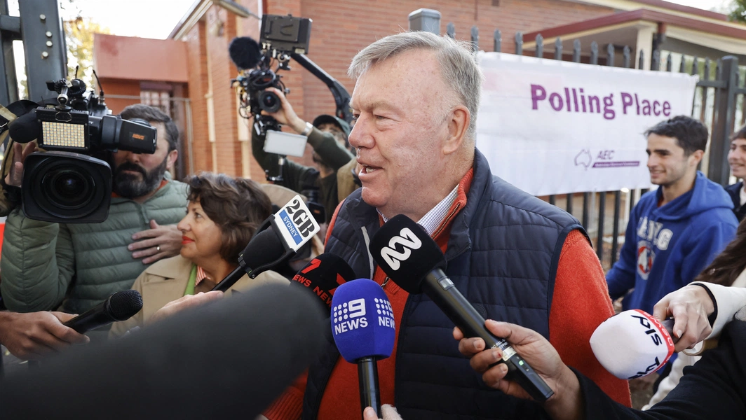 Polls show One Nation gains as Labor majority narrows