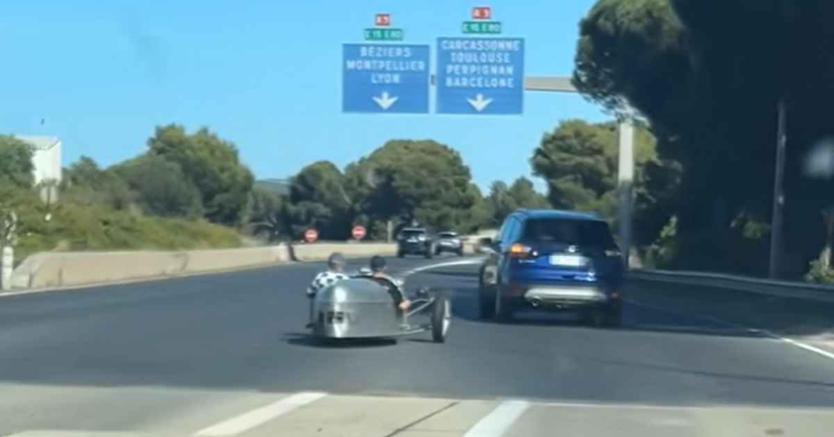 Un drôle de tricycle motorisé a été filmé sur l’autoroute près de Narbonne