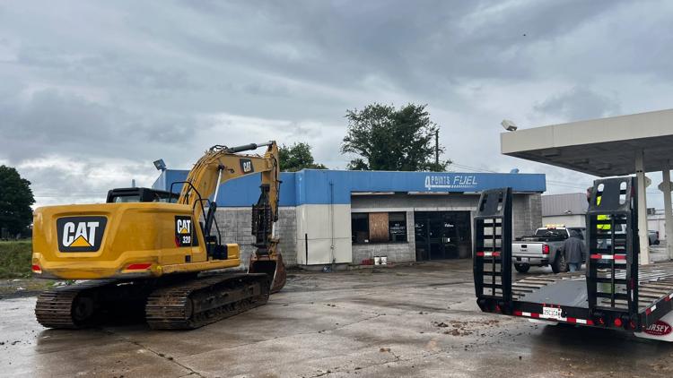 Demolition underway at vacant Madison gas station