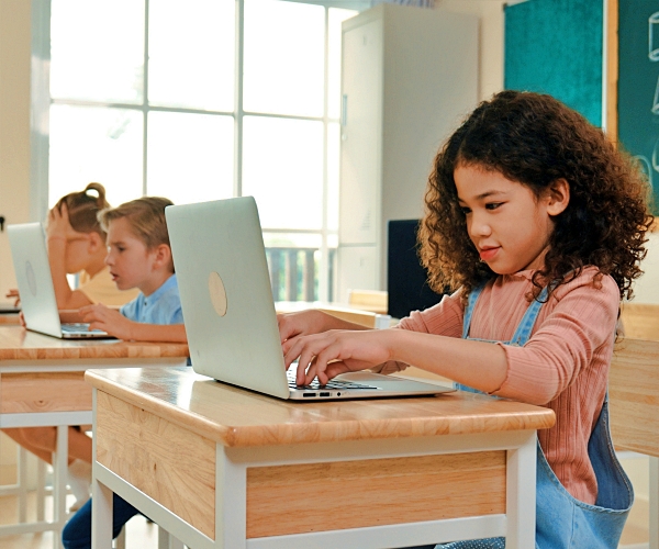Teachers union president urges school AI, screen limits