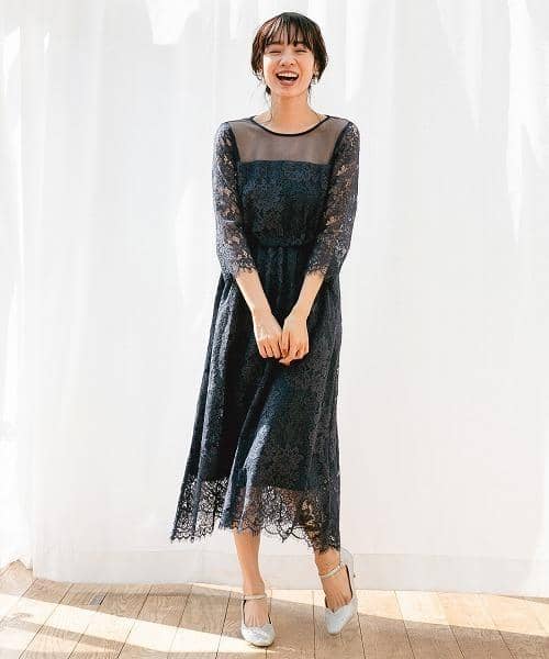 8 dress wisuda kekinian yang elegan dan estetik, tampak anggun