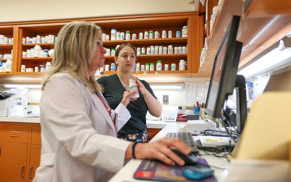 Pharmacist review finds mixed evidence on multivitamin benefits