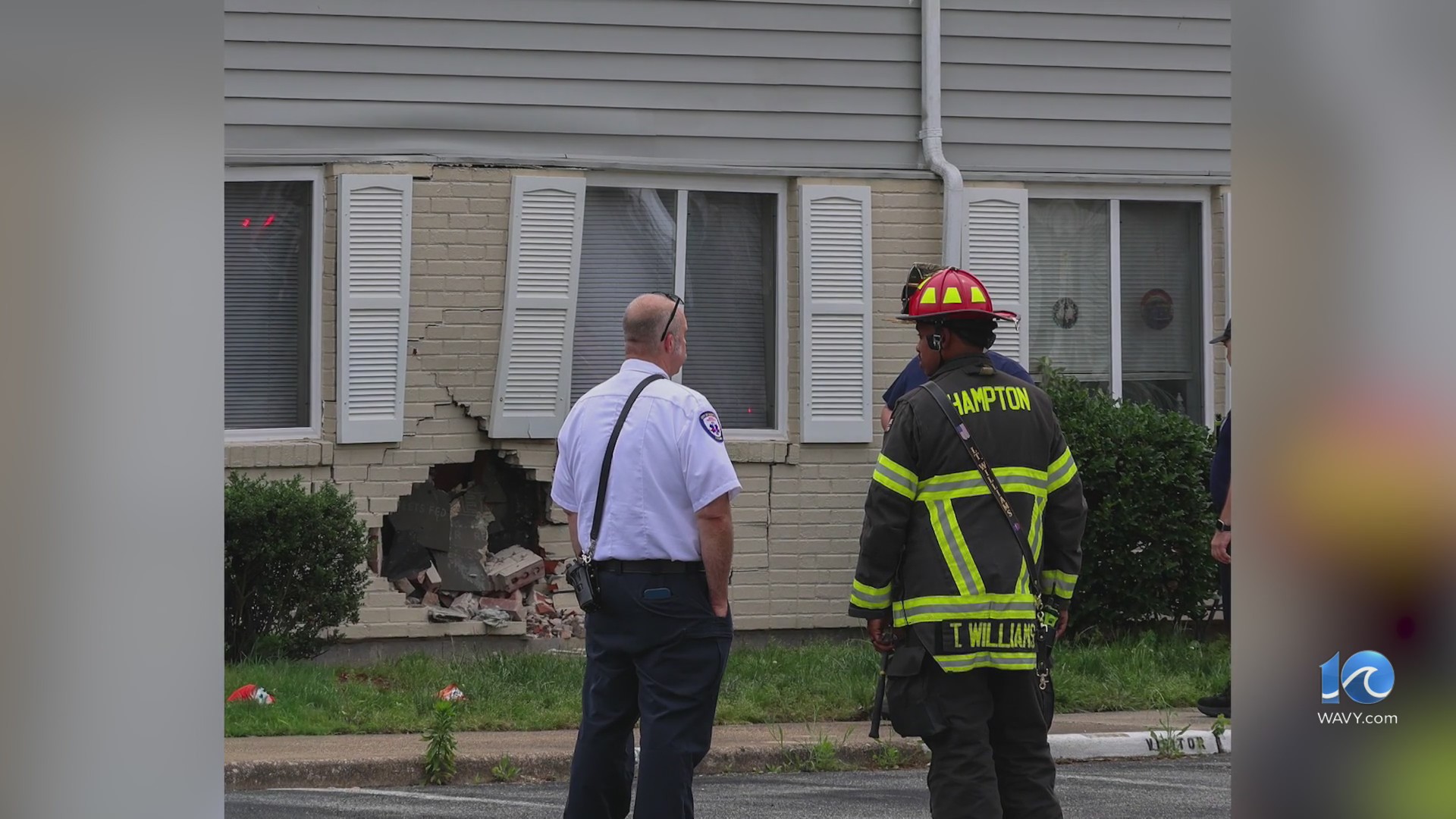 Car crashes into Hampton apartment building, no injuries reported