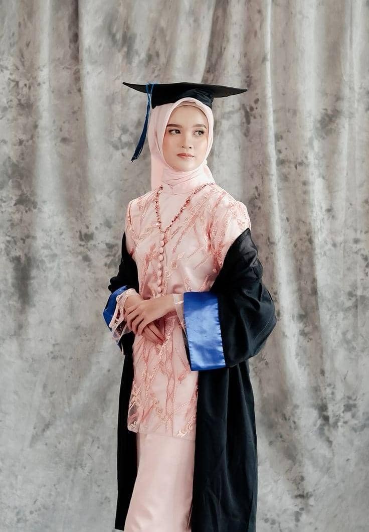 8 dress wisuda kekinian yang elegan dan estetik, tampak anggun