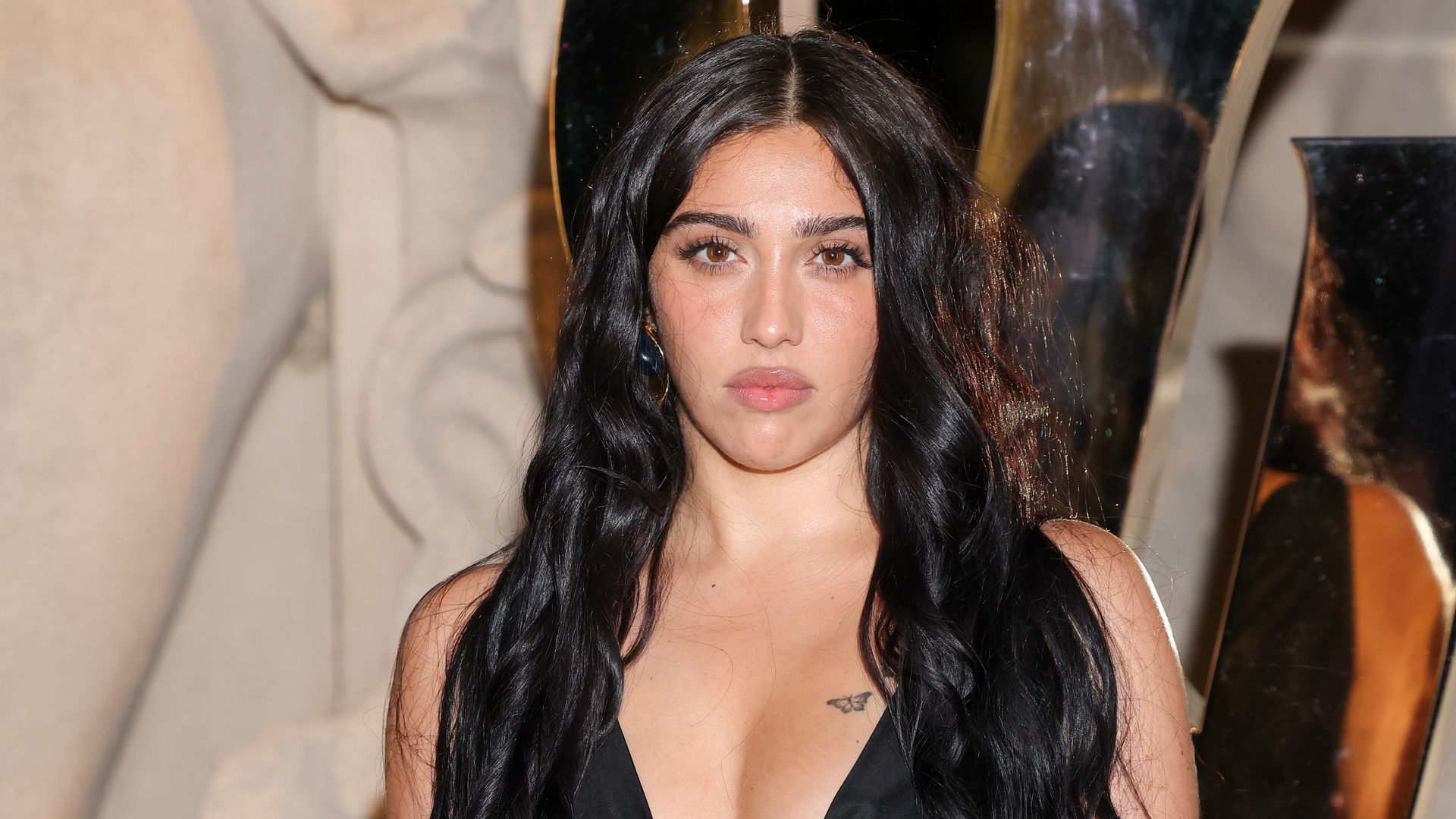 Lourdes Leon pairs black crop top with chic shoulder bag during frozen ...