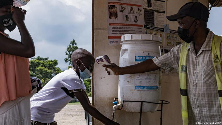 Ebola: Uganda closes border with DR Congo as virus spreads