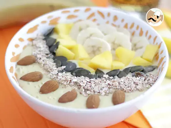 Smoothie-Bowl mit Mango und Banane