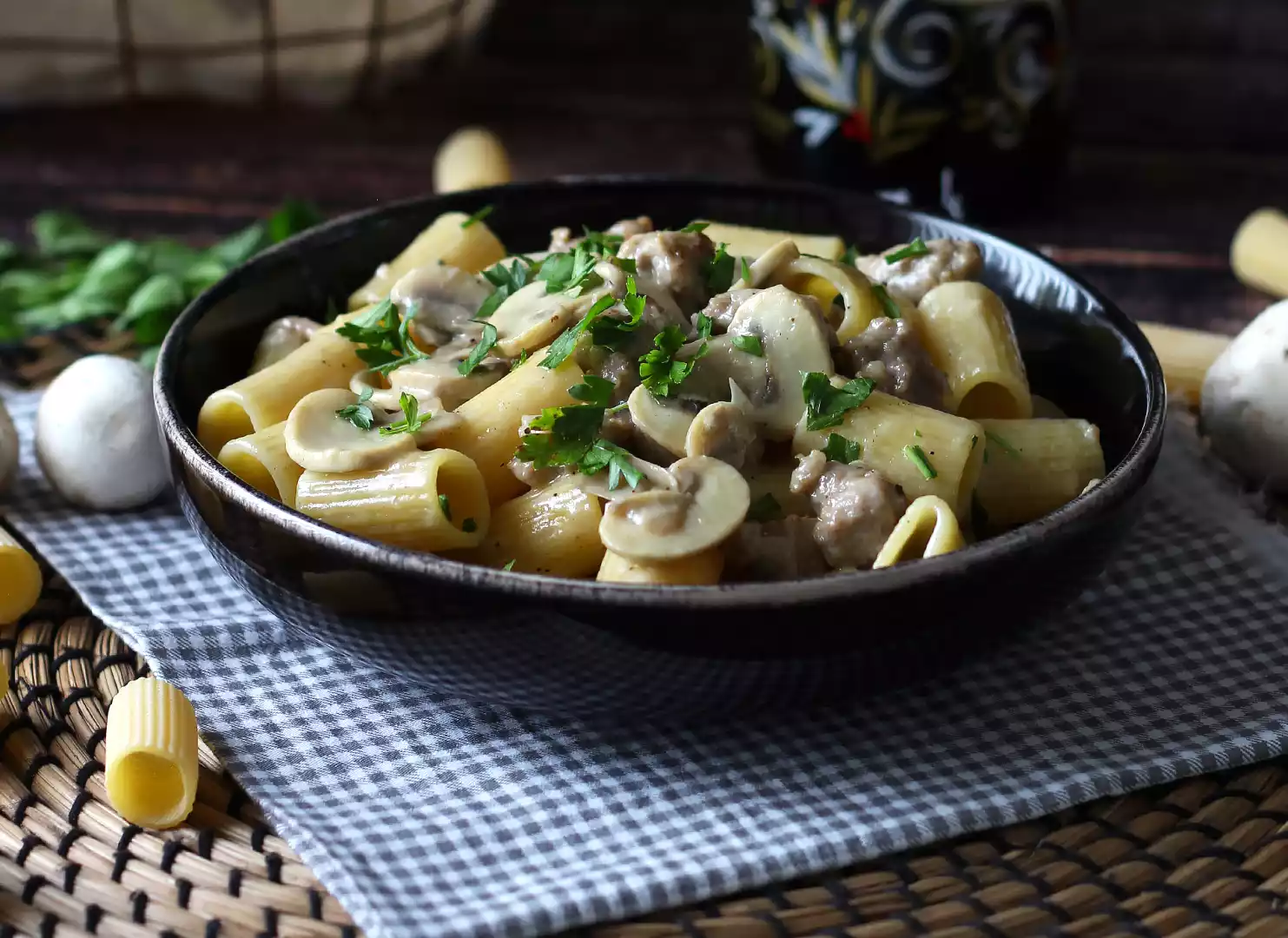 Pâtes crémeuses aux champignons et à la saucisse
