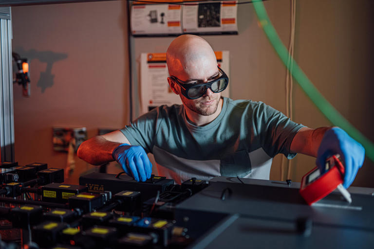 Photonic chips could process light directly for AI networks thanks to a ...
