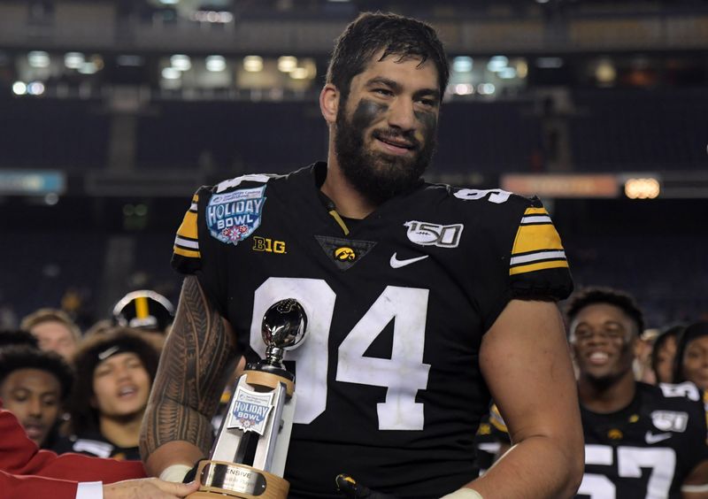 Report: Bears worked out veteran DE AJ Epenesa