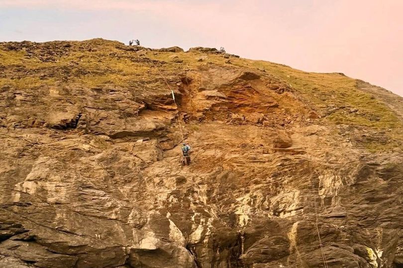 Pair get stuck at Cornwall coastal spot that's beautiful but treacherous